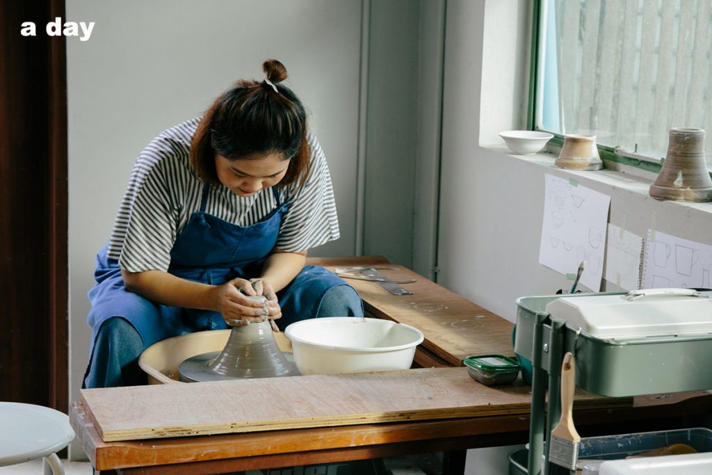 Atelier Pakawan เยี่ยมสตูดิโอของ 'ยุ้ย ภควรรณ' หญิงสาวผู้ลาออกมาปั้นดิน ปั้นฝัน ปั้นสตูดิโอเซรามิก